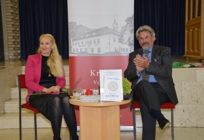 Mirko Cigler s knjigo Sedem let na prepihu v rodnem Senovem